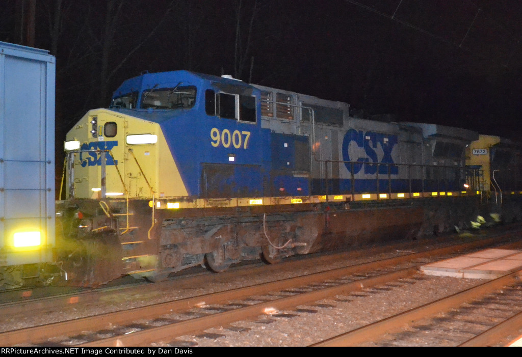 CSX C40-9W 9007 third out on Q417-29